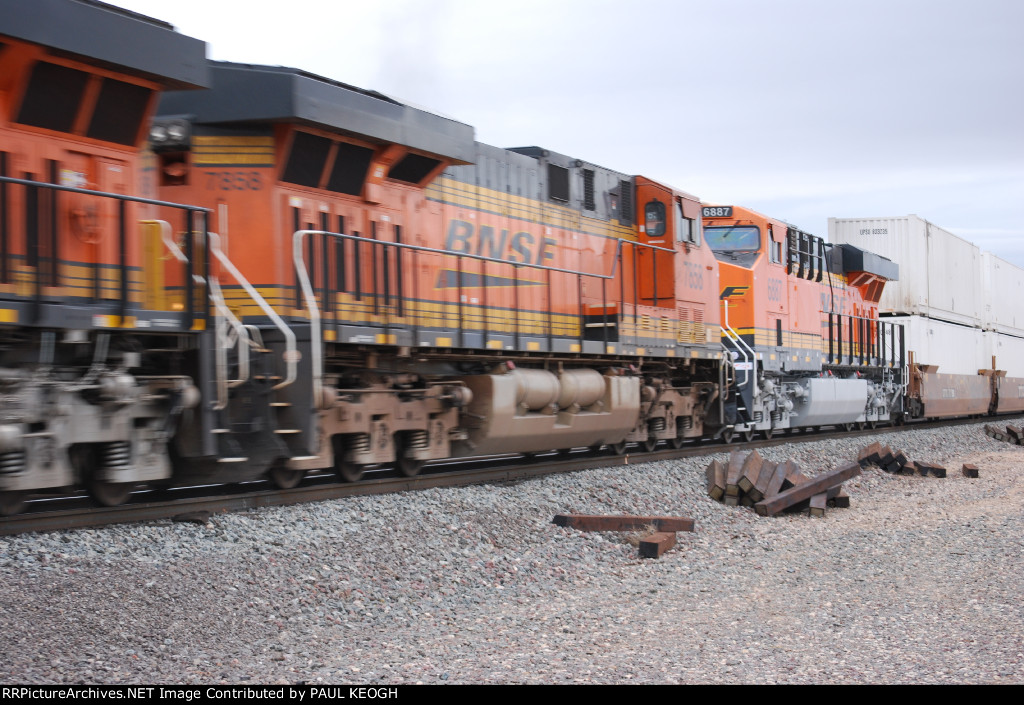 BNSF 6887 #4 unit west stacker